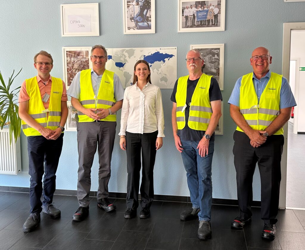 Beeindruckt von komplexer Produktion: Landrat Seefeldt mit Begleitern zu Besuch im Werk ...